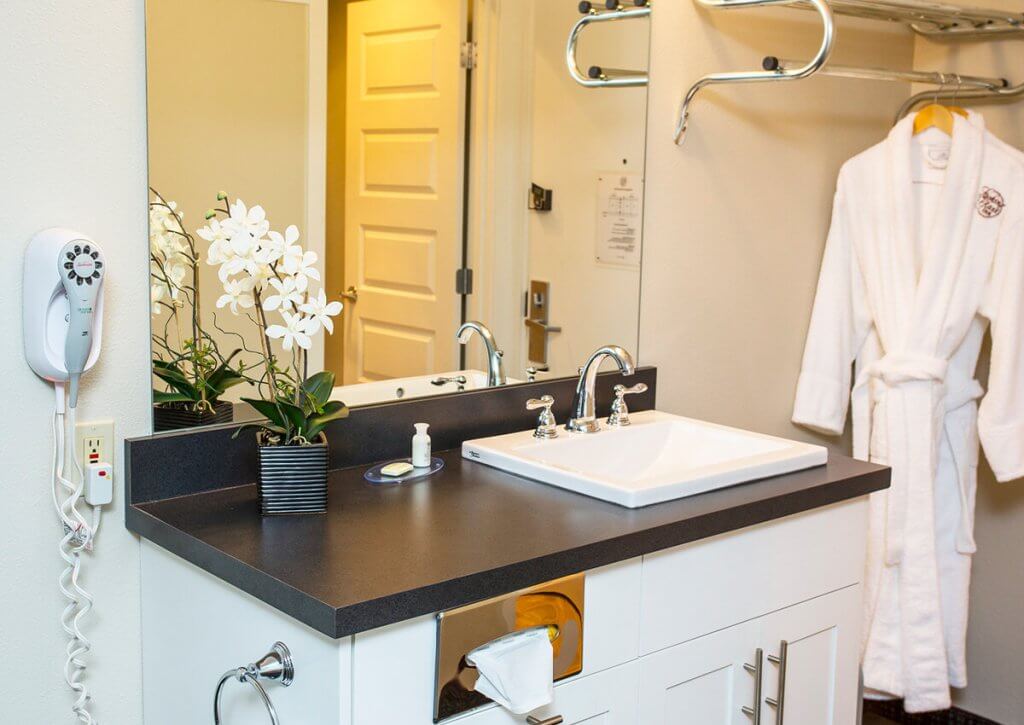 Guest Rooms - Looking Glass Inn