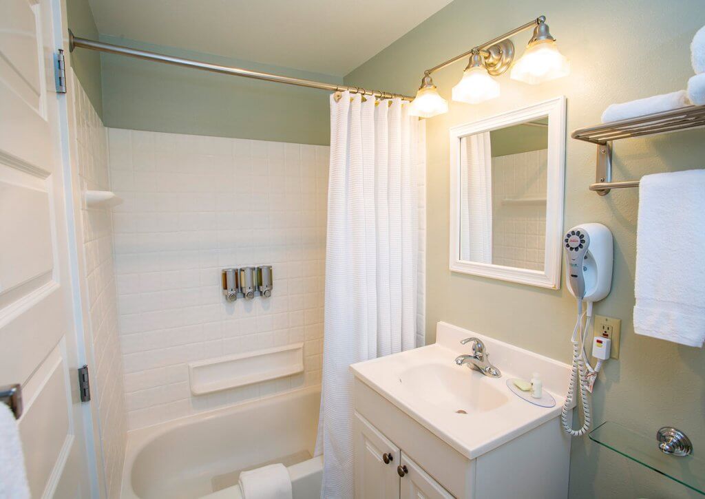 Guest Rooms - Looking Glass Inn