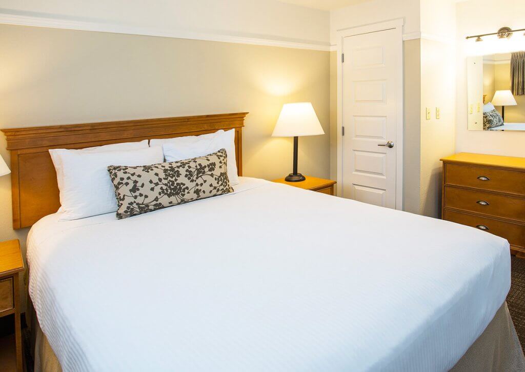 Guest Rooms - Looking Glass Inn