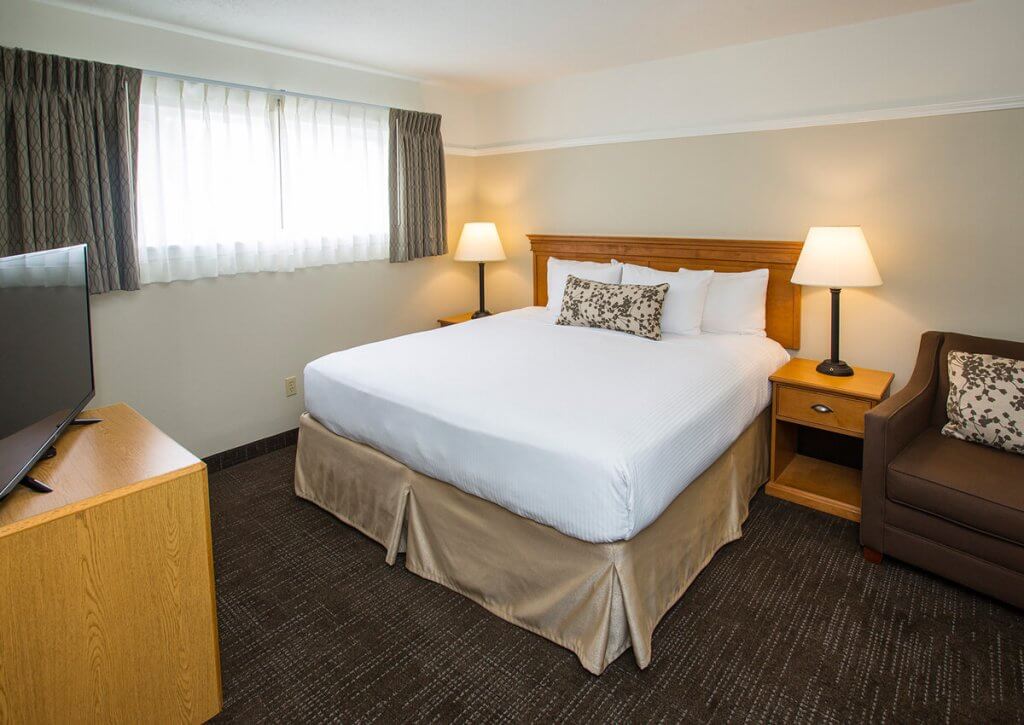 Guest Rooms - Looking Glass Inn