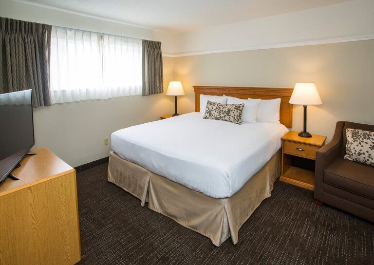 Guest Rooms - Looking Glass Inn