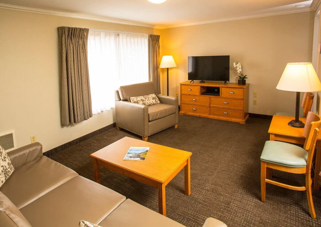 Guest Rooms - Looking Glass Inn