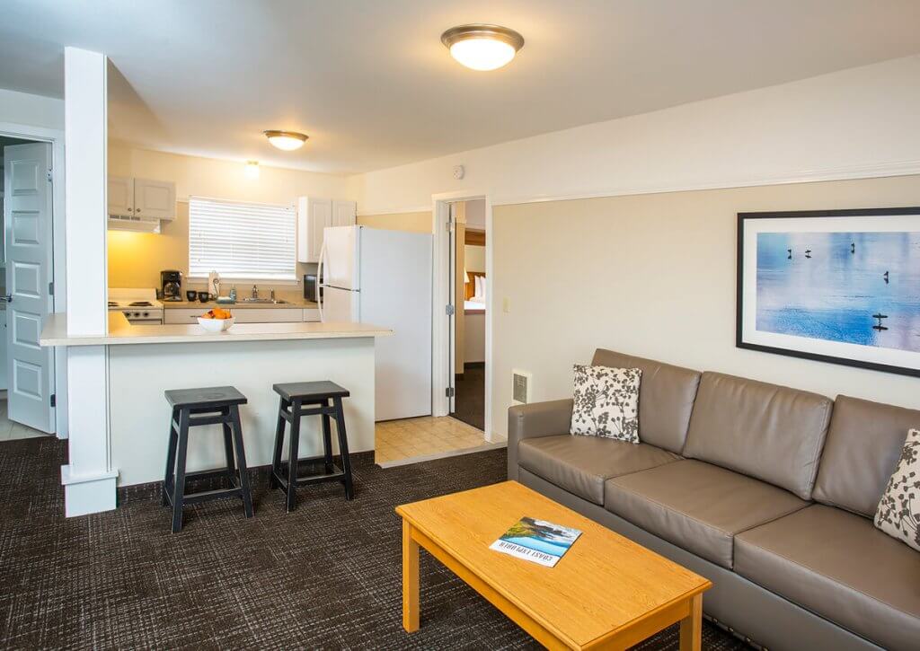 Guest Rooms - Looking Glass Inn