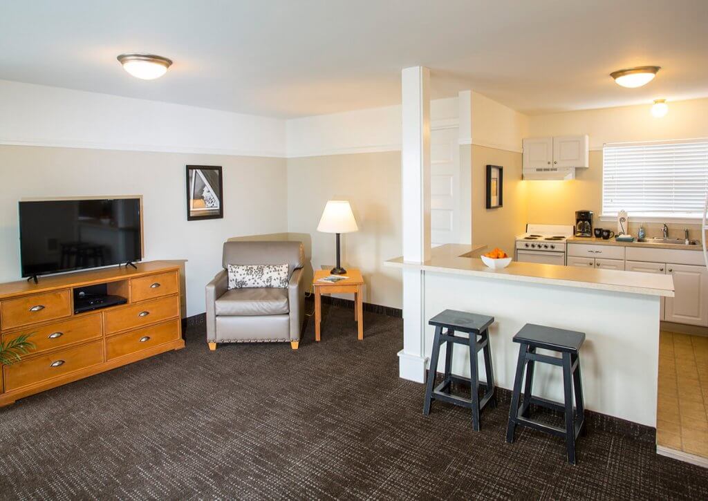 Guest Rooms - Looking Glass Inn