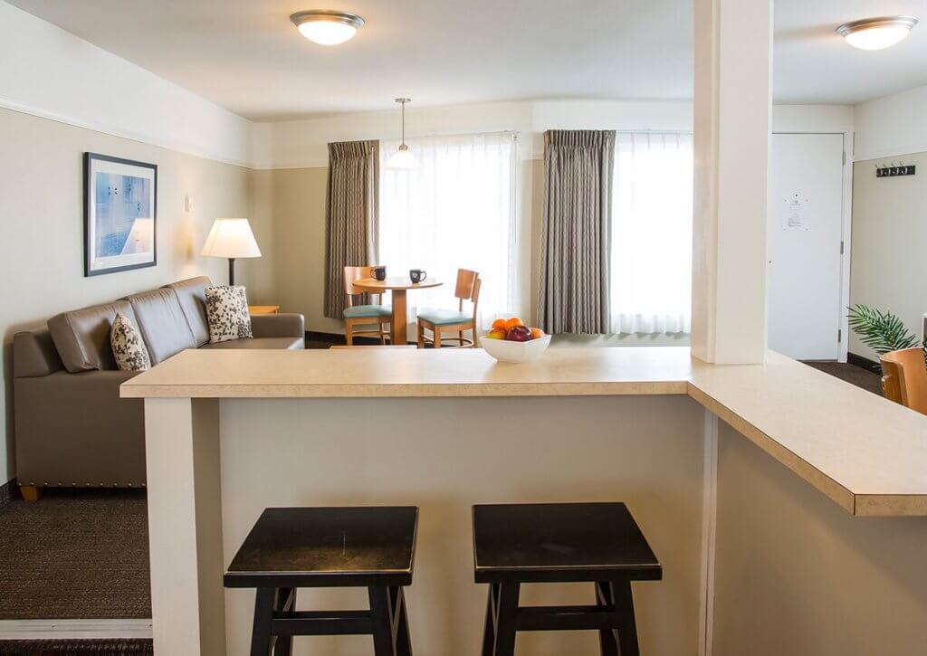 Guest Rooms - Looking Glass Inn