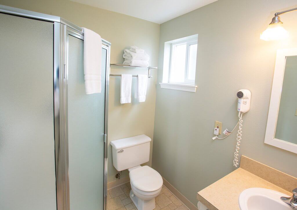 Guest Rooms - Looking Glass Inn