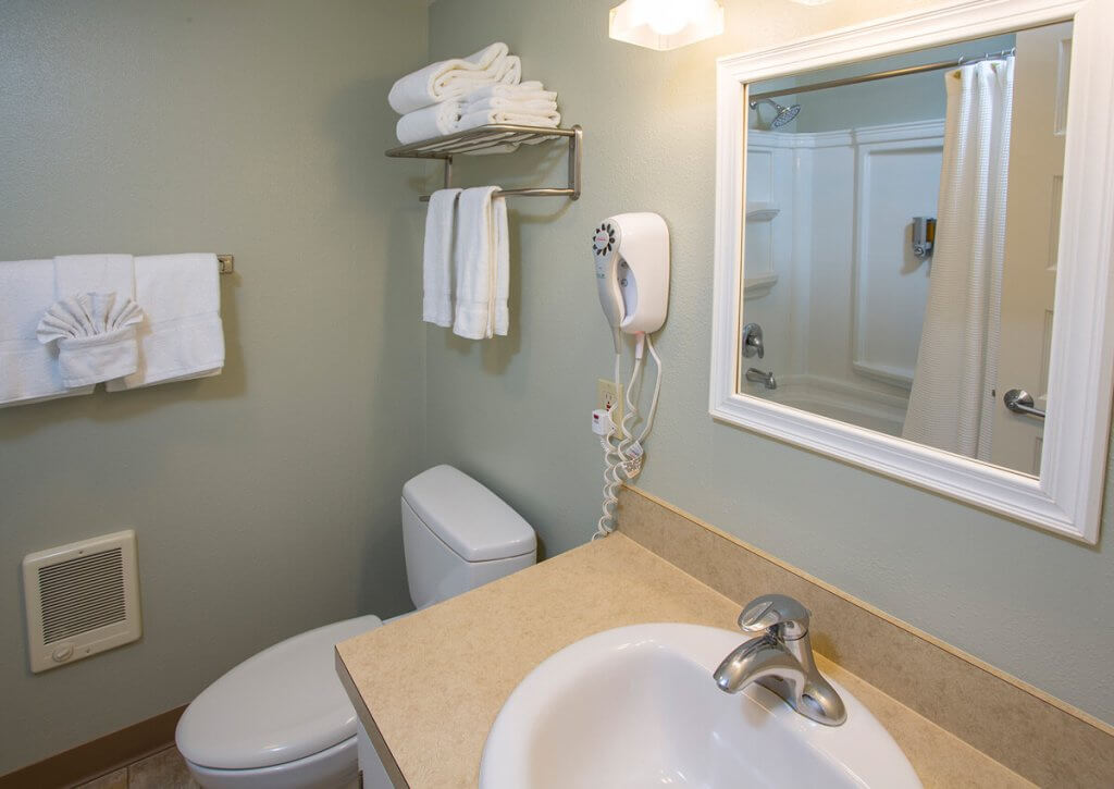 Guest Rooms - Looking Glass Inn