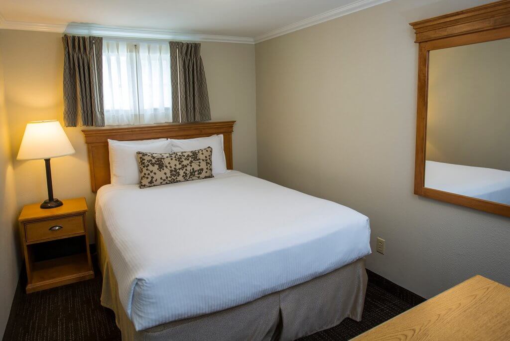 Guest Rooms - Looking Glass Inn