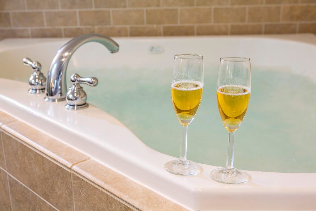 Guest Rooms - Looking Glass Inn