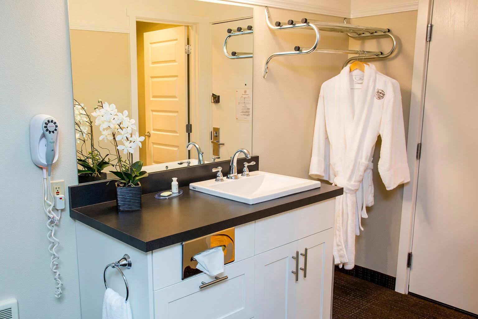 Guest Rooms - Looking Glass Inn